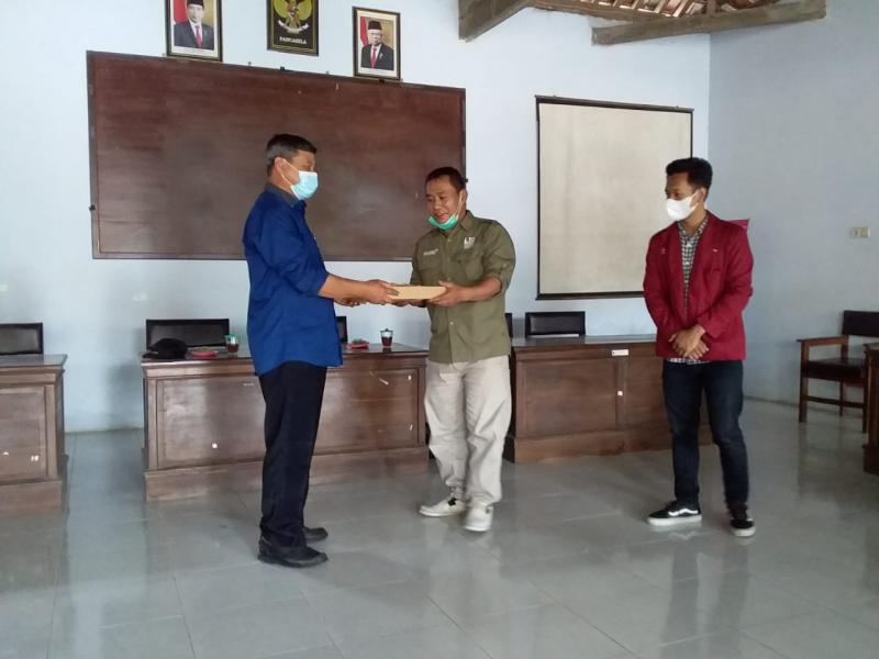 Penyerahan Cidera Mata dari KKN UMY 09 Tahun 2021 kepada Pemerin