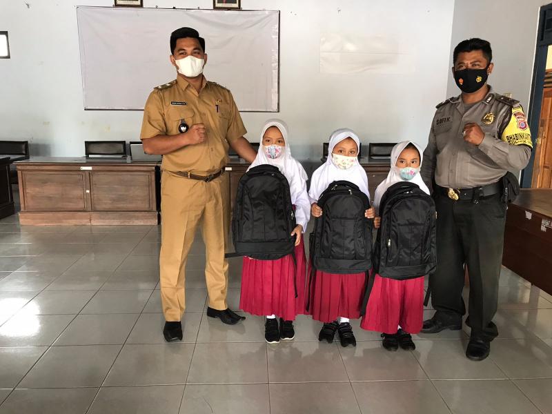 Penyerahan Tas dan ATK untuk Siswa SD