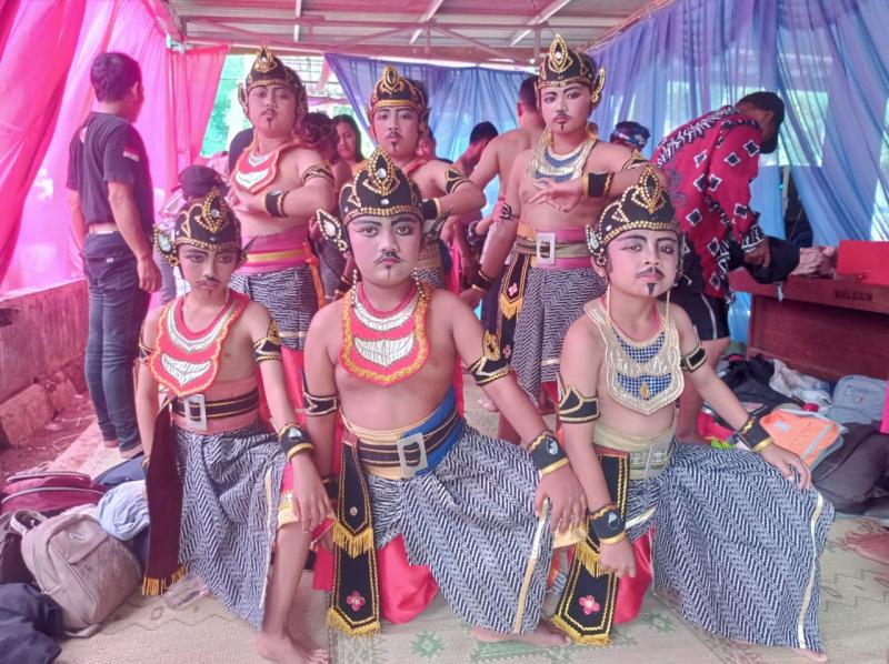 Tari Topeng Menjadi Salah Satu Kesenian Yang Mengisi Rasulan Pad